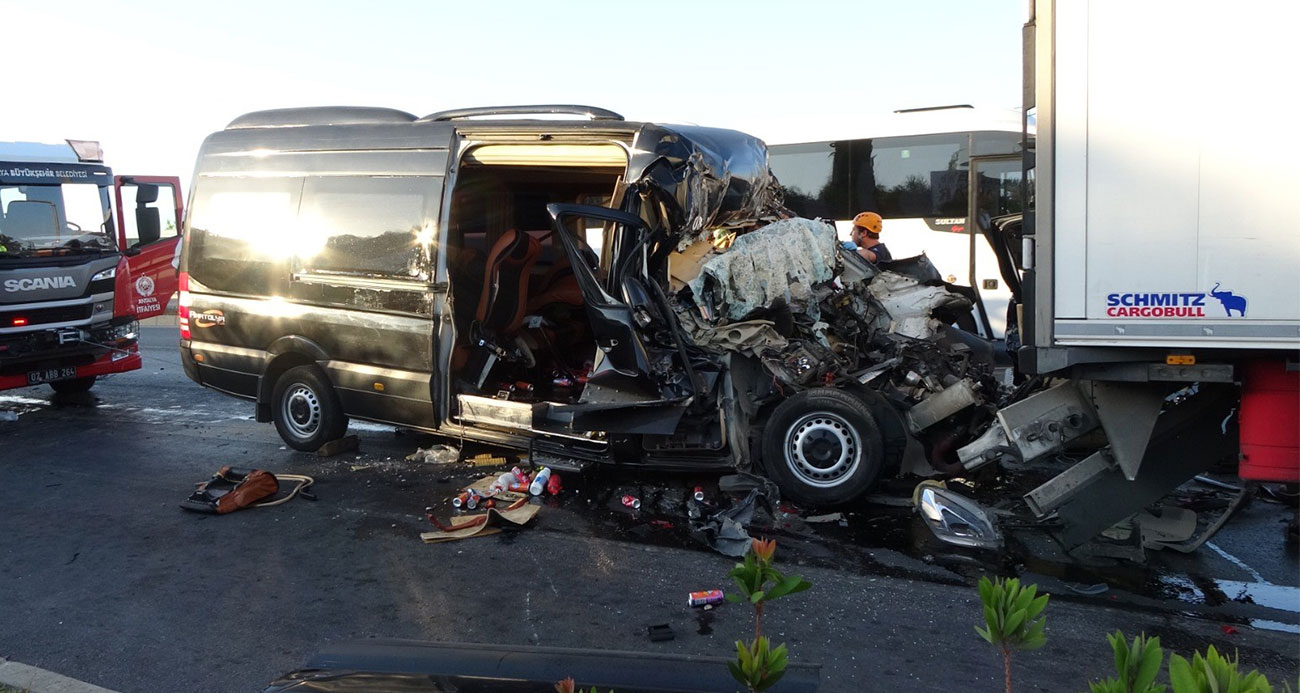 Tur minibüsü tıra arkadan çarptı: 2 ölü, 6’sı ağır 10 turist yaralı ...