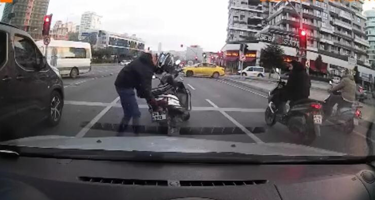 İstanbul’da ilginç görüntü: Motosikletinin plakasını sökerek yoluna tek ...
