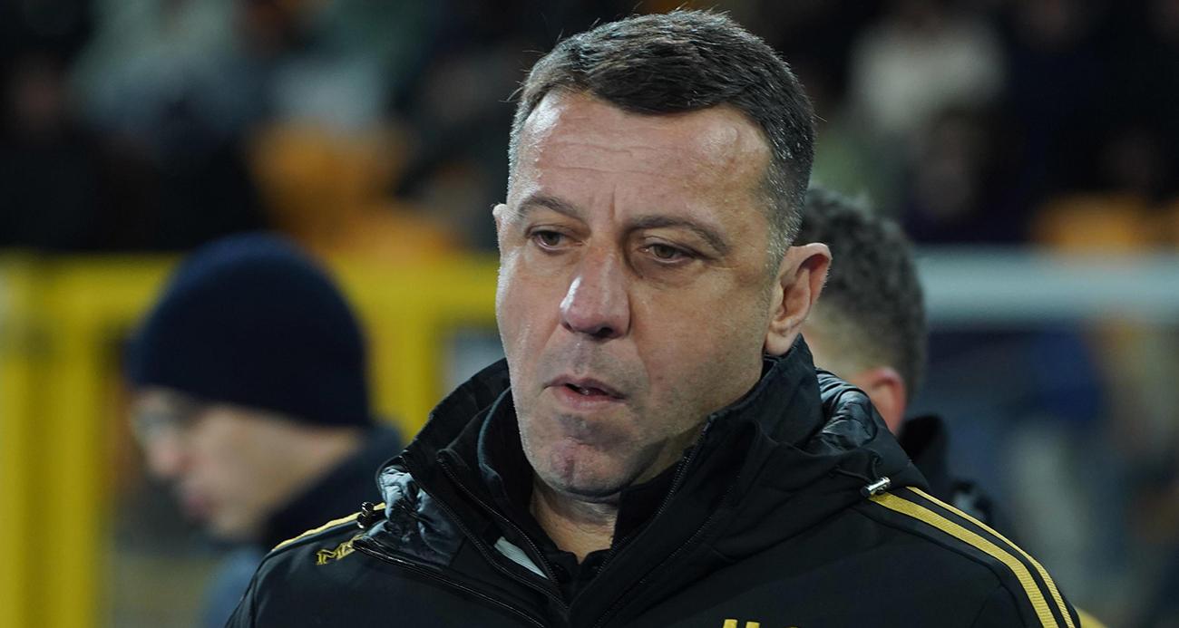 Lecce, Thomas Henry’e kafa atan Roberto D’Aversa’nın görevine son verdi ...