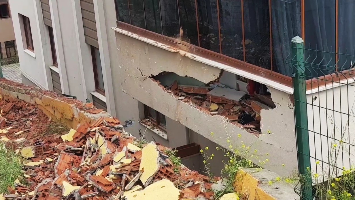 Apartman çatısının duvarı yıkıldı, facianın eşiğinden dönüldü İhlas ...