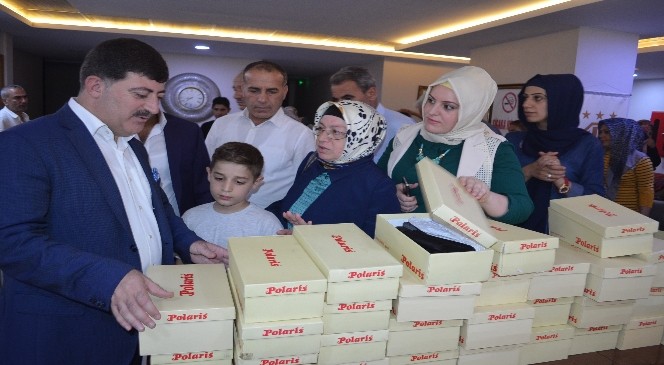 Ak Parti İl Başkanı Akar, terör mağduru çocukları giydirdi İhlas Haber ...