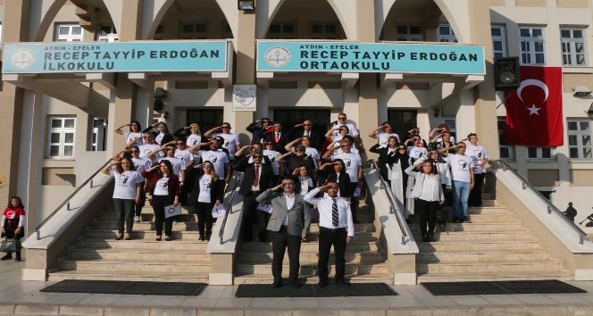 Recep Tayyip Erdoğan İlk ve Ortaokul’unda ‘Asker selam’ı ile kutlama ...