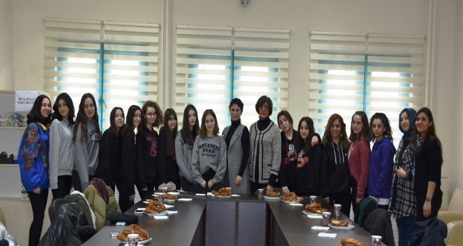 Geleceğin bilim kadınları Doç. Dr. Kavas ile buluştu İhlas Haber Ajansı