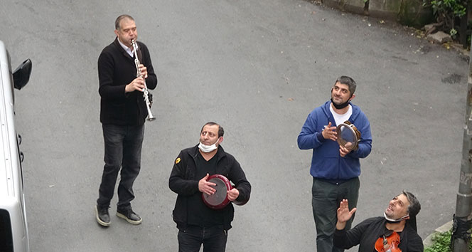 Şişli sokaklarında müzik şöleni; 'Yar saçların lüle lüle, Korona sana ...