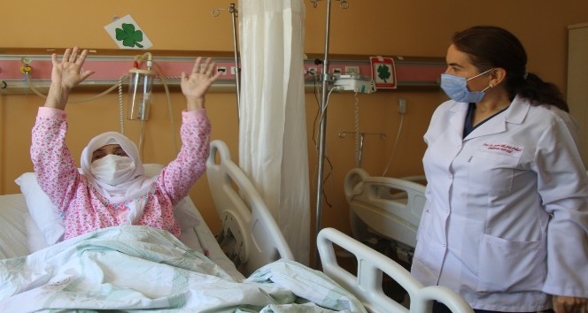 Felçli kadın ’mekanik trombektomi’ yöntemiyle yeniden hayata tutundu ...