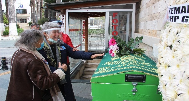 Tiyatro oyuncusu Atilla Pekdemir son yolculuğuna uğurlandı İhlas Haber ...