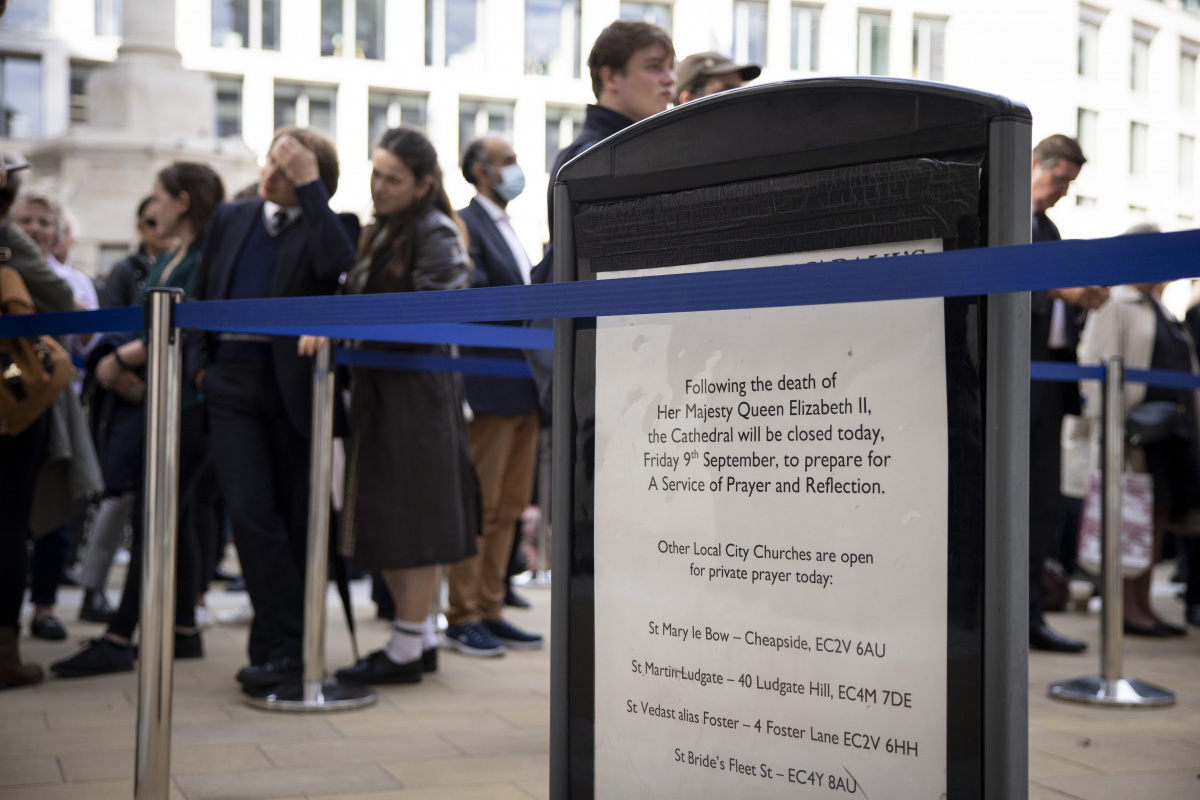 Kraliçe II. Elizabeth için Aziz Paul Katedrali'nde görkemli anma töreni ...