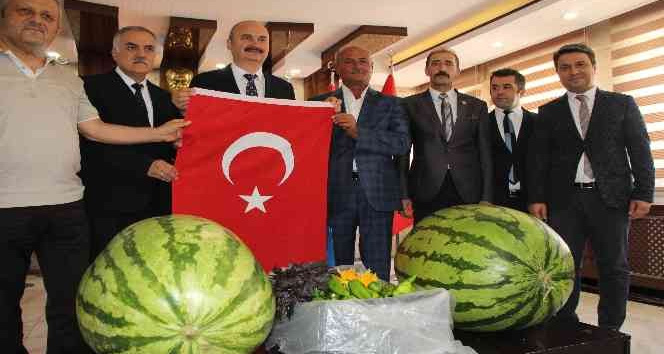 Batman’ın dev karpuzu ’Sevgi Evi’nde bulunan çocuklara hediye edildi ...