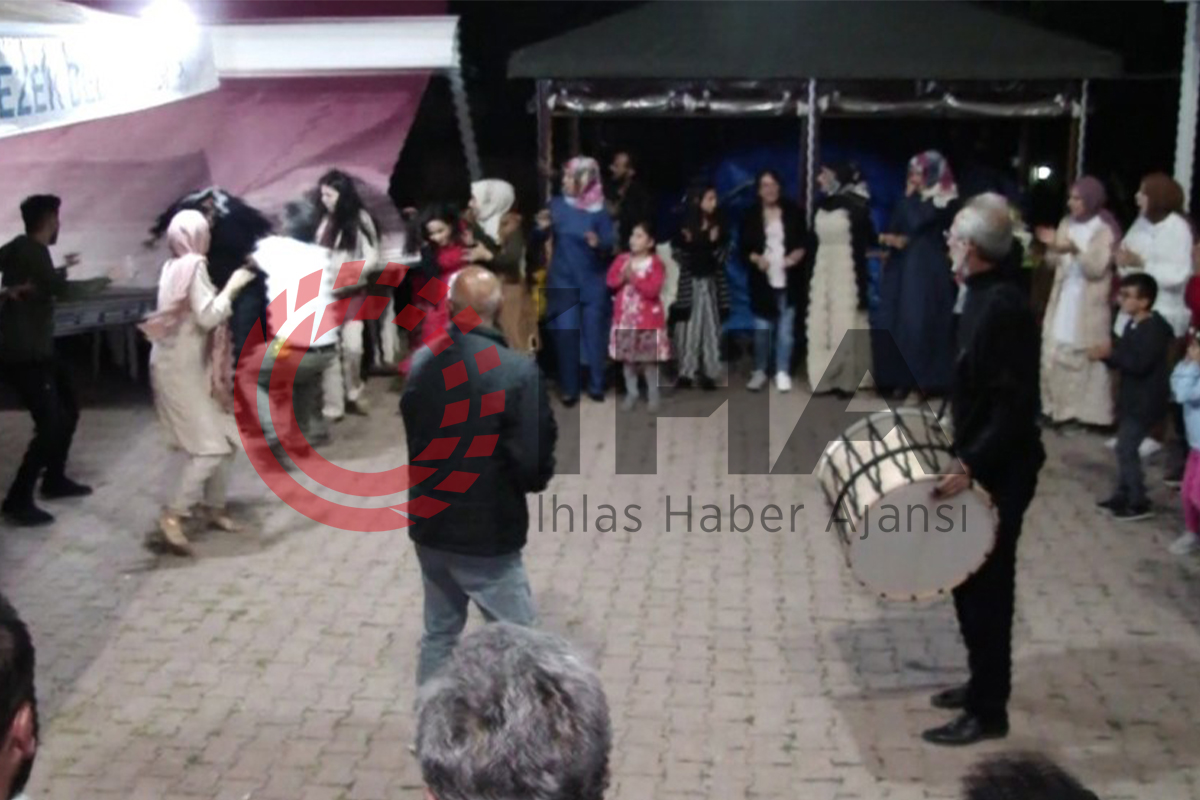 Halay çekenleri kurtarayım derken tente üzerine düştü İhlas Haber Ajansı