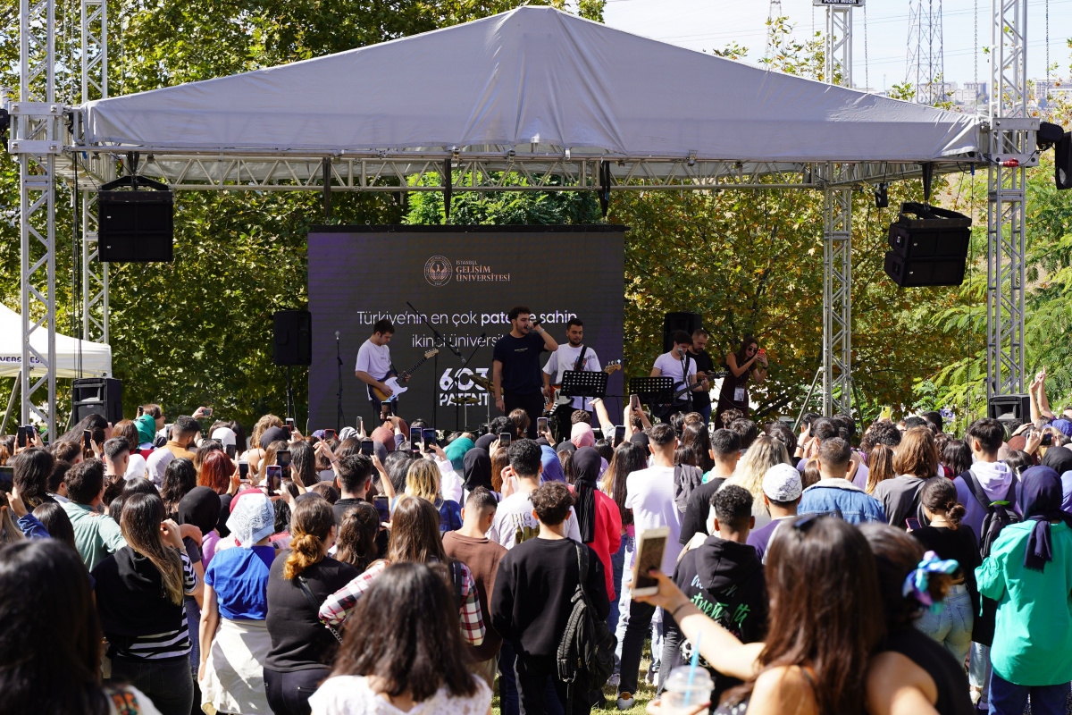 İGÜ’lüler 'Welcome Fest 2022' ile yeni eğitim ve öğretim yılına başladı ...