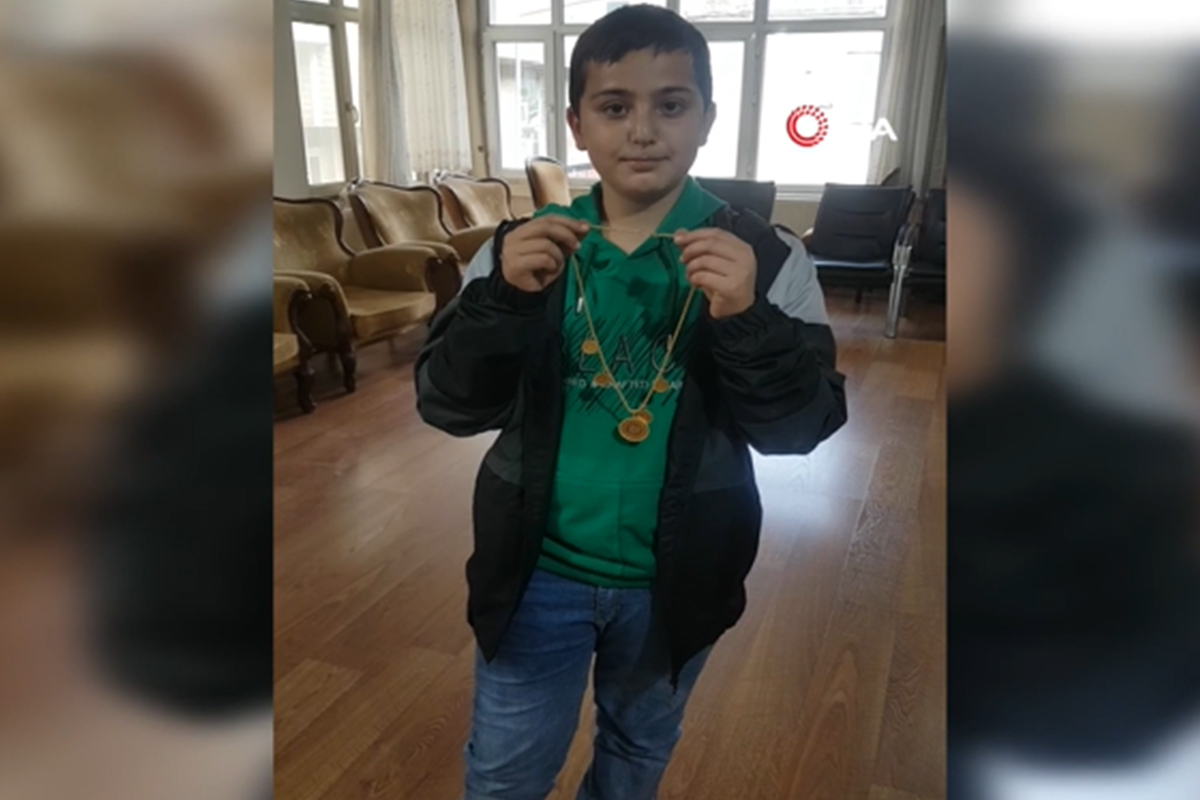 10 yaşındaki çocuk yerde bulduğu 50 bin TL'lik altını sahibine teslim ...