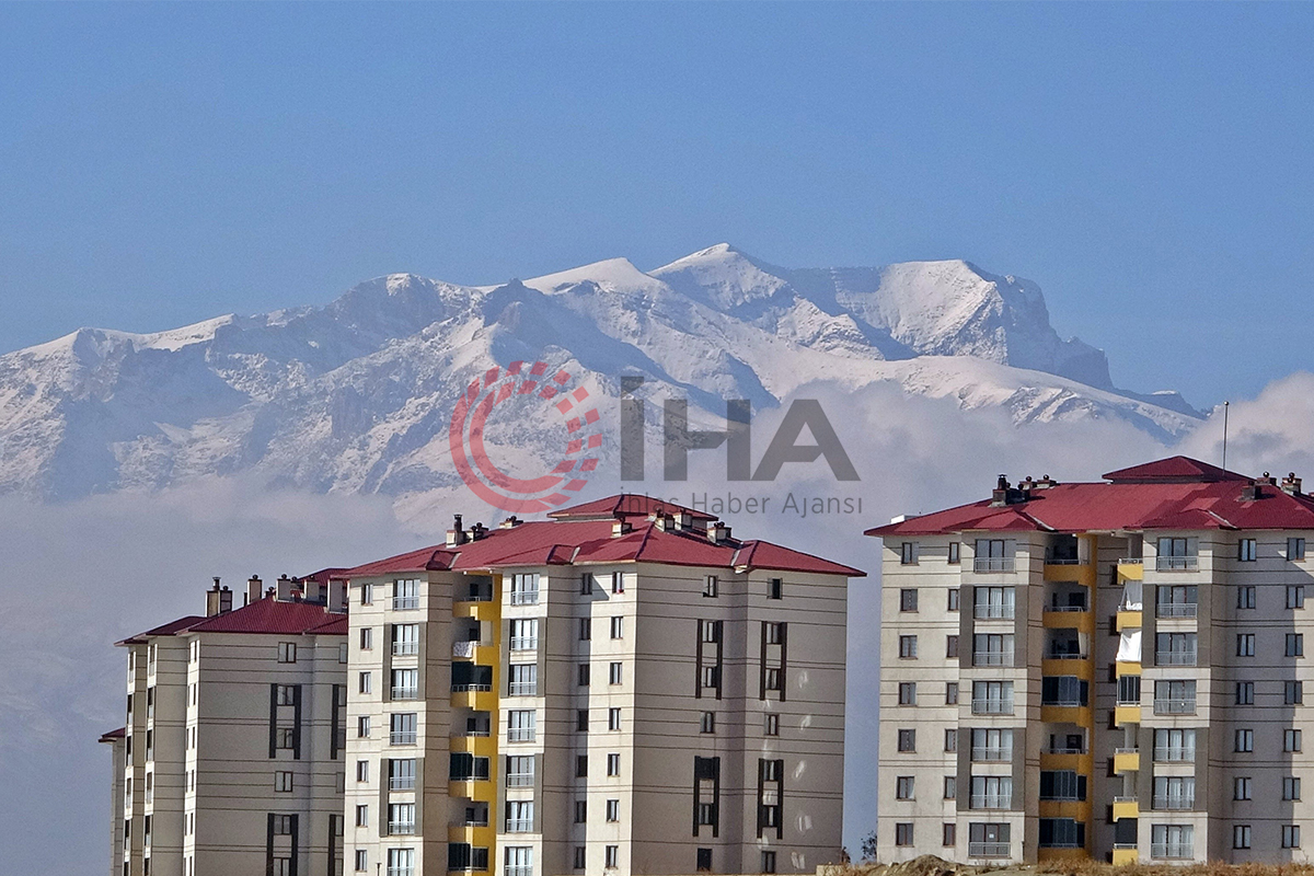 Yüksekova’da havanın soğumasıyla araçların camları buz tuttu İhlas ...