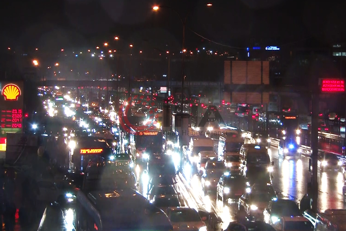 İstanbul'da yağmur trafiği: Yoğunluk yüzde 90'a ulaştı İhlas Haber Ajansı