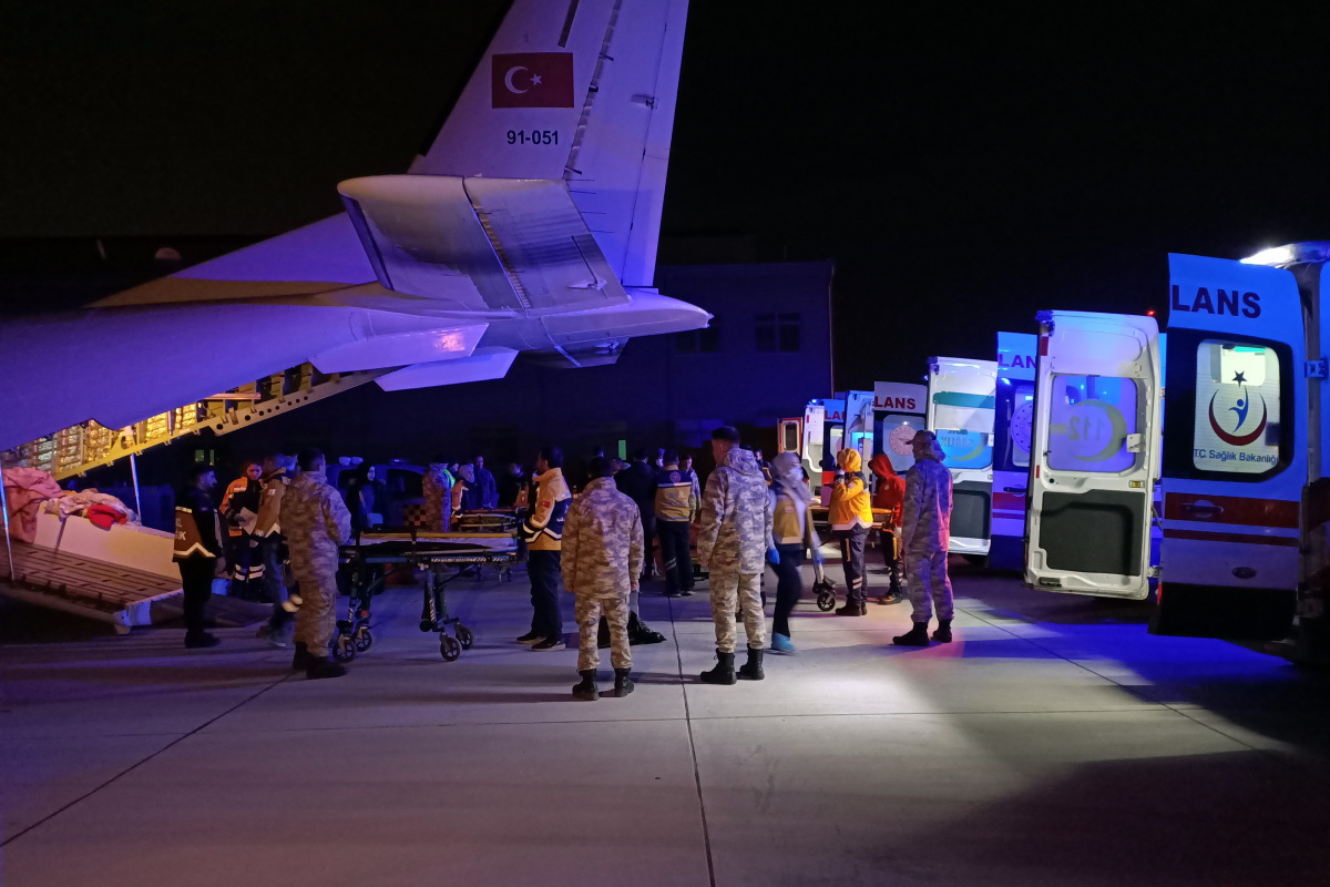 Adana'dan 6 yaralı depremzede daha İstanbul'a getirildi İhlas Haber Ajansı
