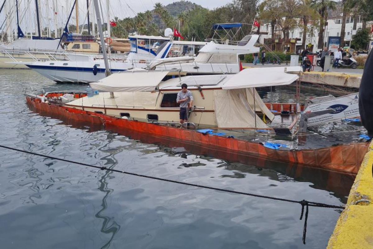 Bodrum Limanı'nda bağlı tur teknesi battı İhlas Haber Ajansı