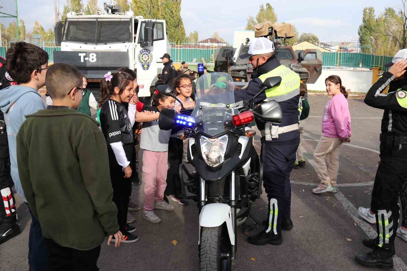Ağrı’da Cumhuriyet’in 100’üncü yılında polis araçları öğrencilerle ...