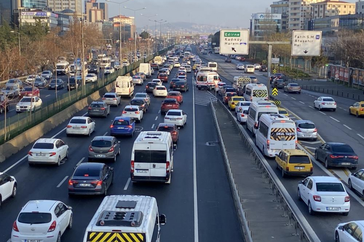 İstanbul'da haftanın ilk iş gününde trafik yoğunluğu yaşandı İhlas ...