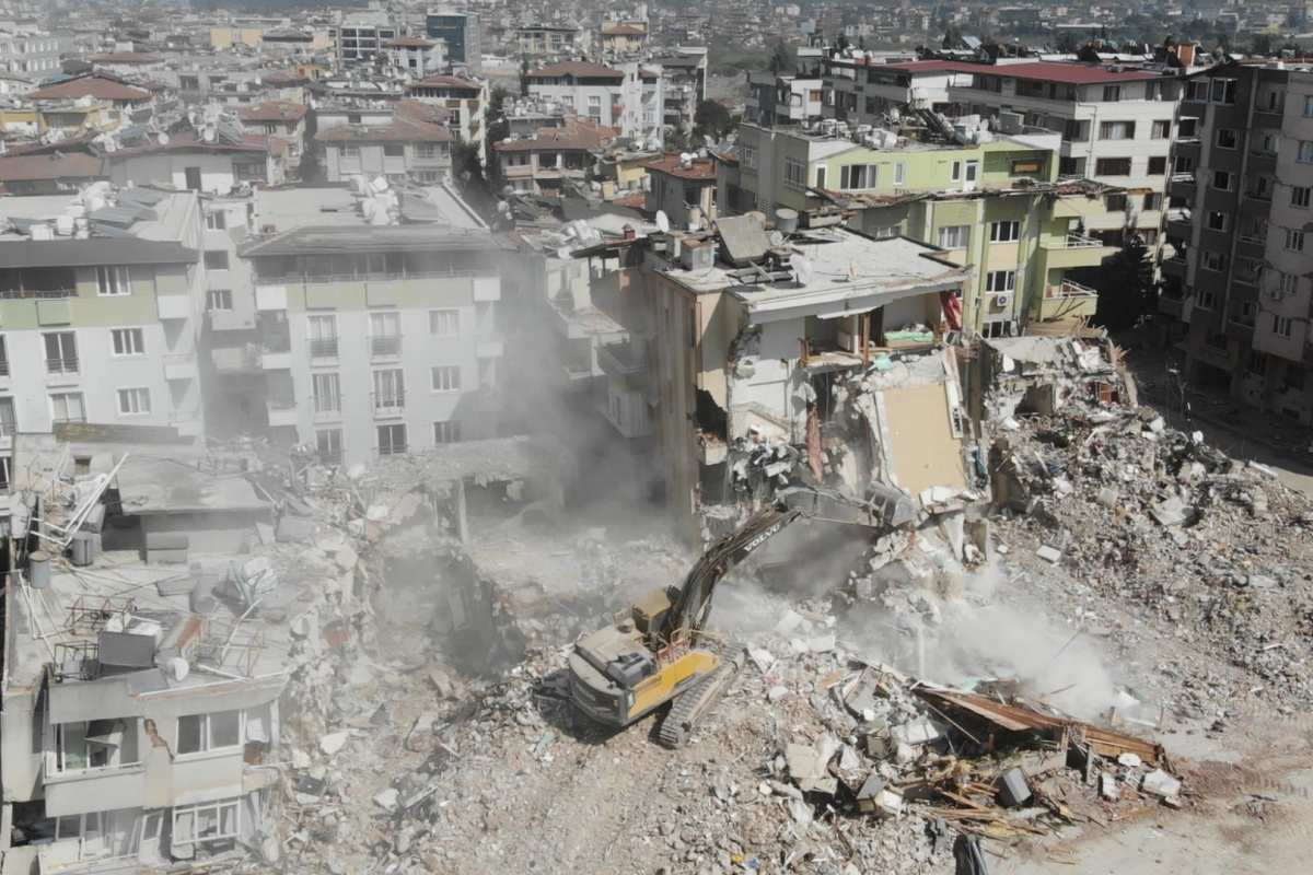 Hatay'da hasarlı binaların yıkımına devam ediliyor İhlas Haber Ajansı