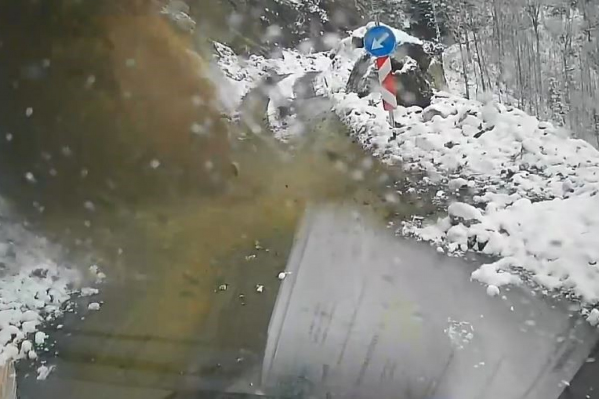 Artvin’de heyelan anı araç kamerasına yansıdı İhlas Haber Ajansı