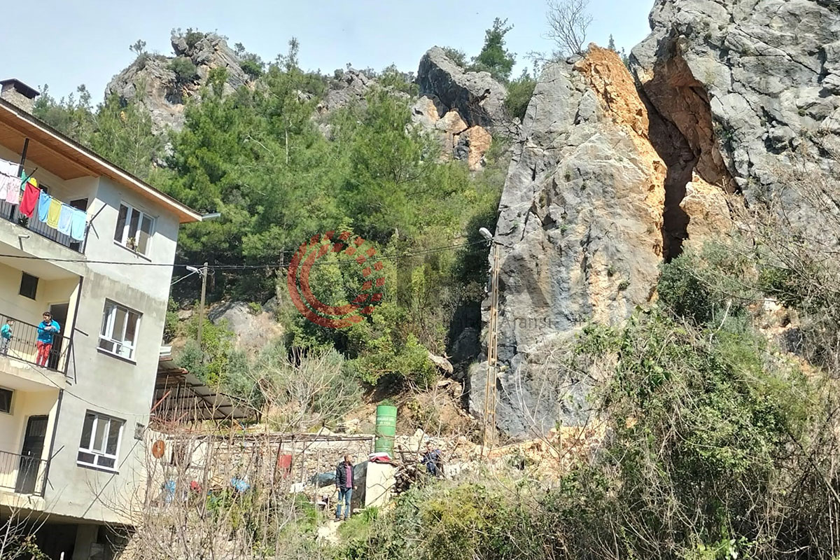 Devasa kaya depremde yarıldı, artçılarda iyice açıldı tehlike arttı ...