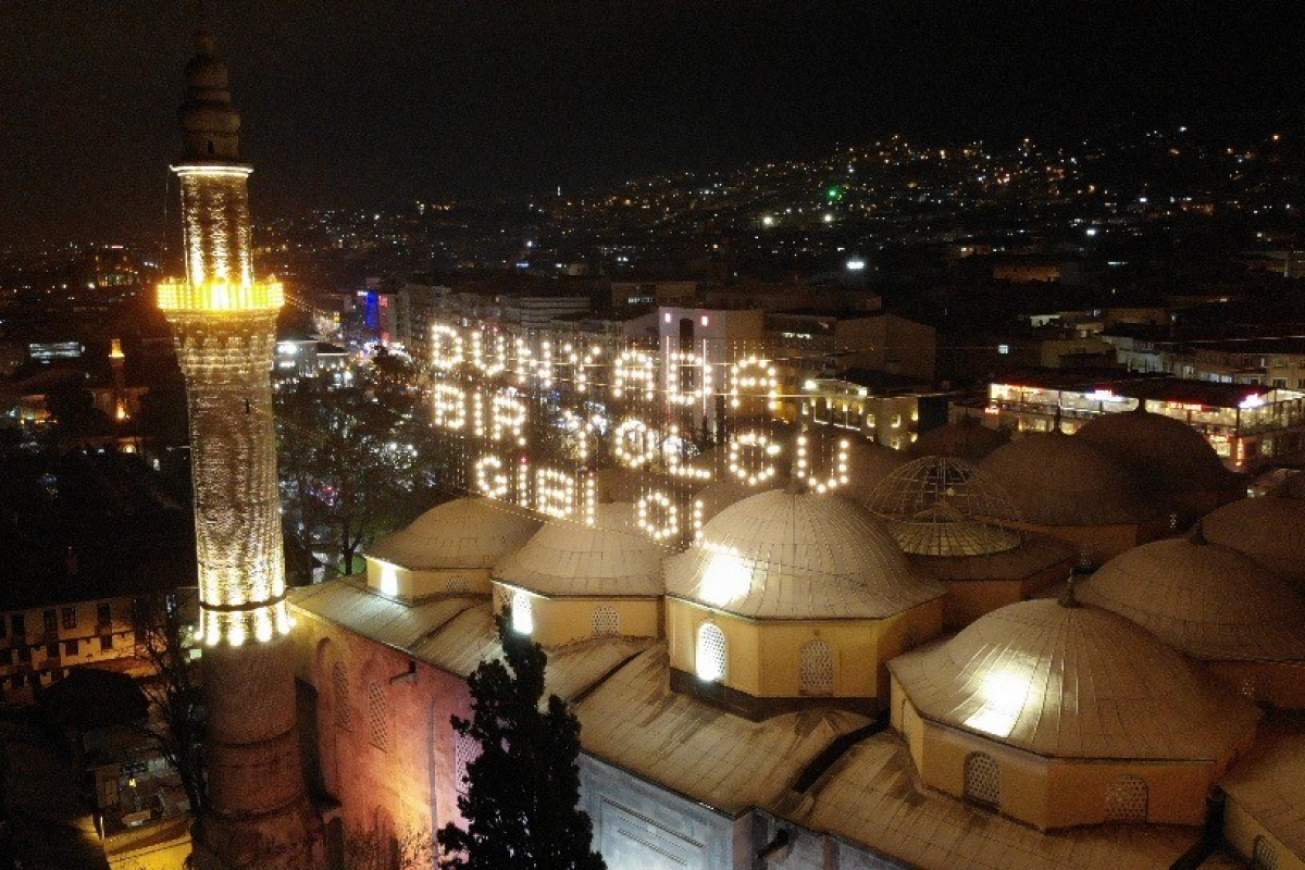624 yıllık Ulu Cami'ye asılan Ramazan mahyası değiştirildi İhlas Haber ...