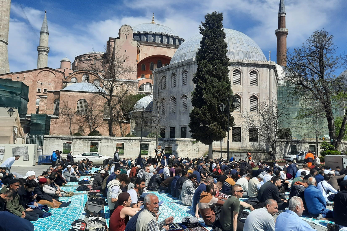 Ayasofya Camii’nde Ramazan ayının son cuma namazı kılındı İhlas Haber ...