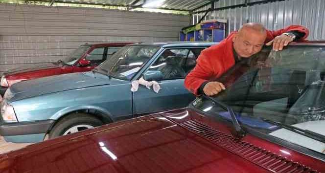 Araçlarına toz kondurmuyor, ayakkabısını çıkarıp öyle sürüyor İhlas ...