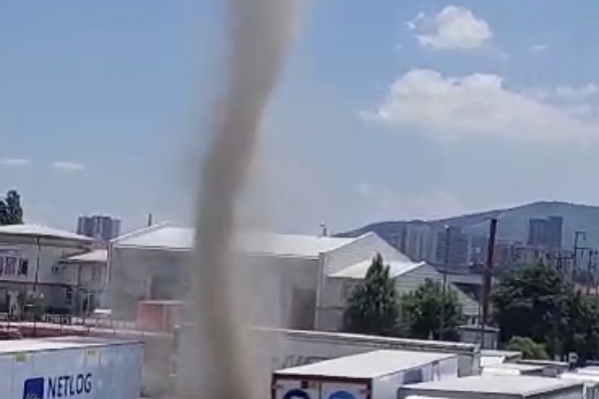 Maltepe’de tır garajında oluşan hortum şaşırttı - İhlas Haber Ajansı