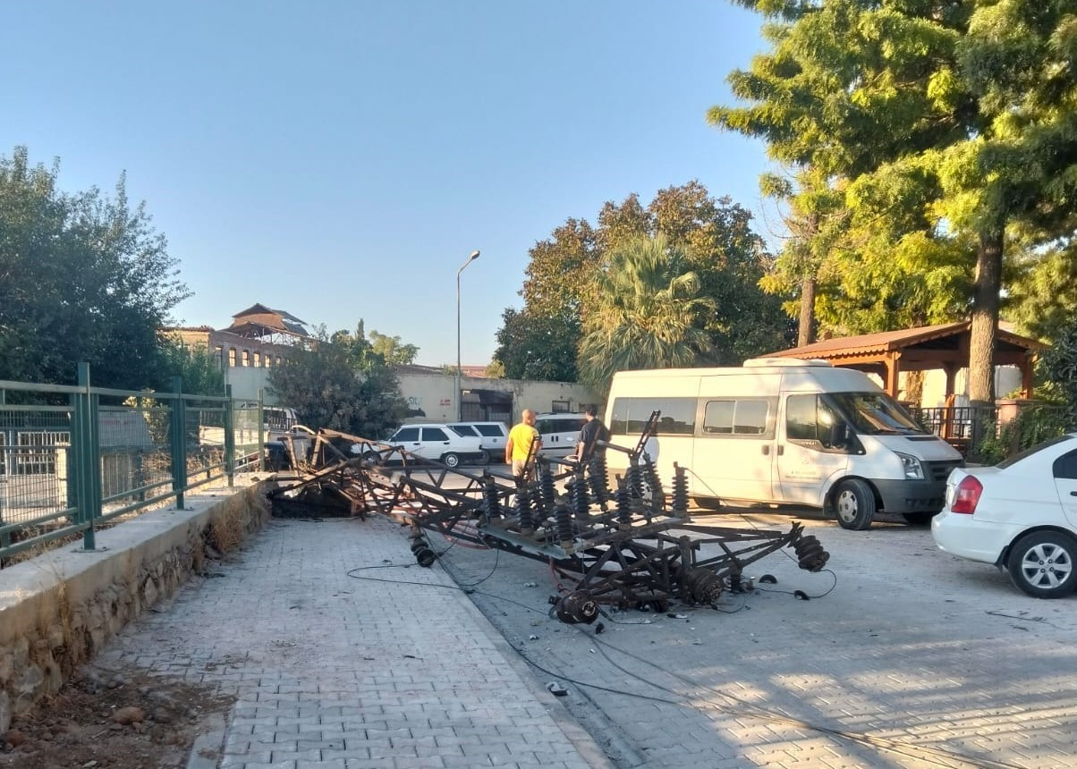 Kömür yüklü kamyon, az daha faciaya neden oluyordu İhlas Haber Ajansı